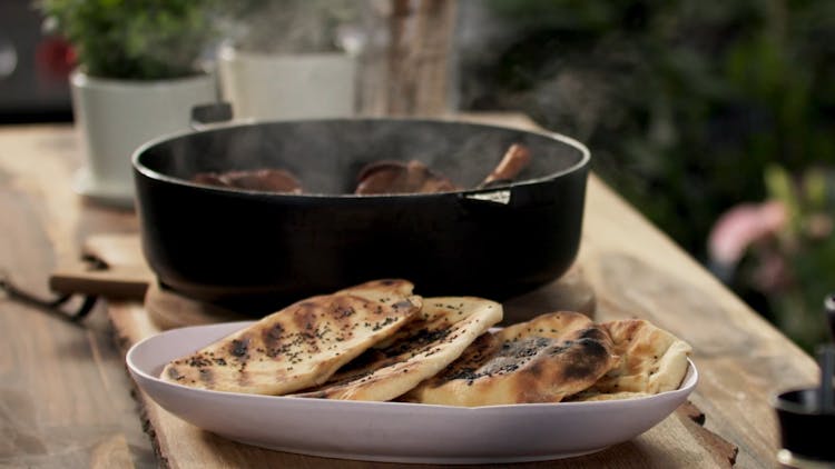 Braiseret lammeskank med naanbrød