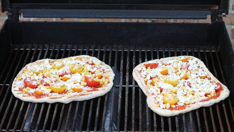Easy Weeknight Grilled Flatbread Pizza | Grilling Inspiration | Weber ...