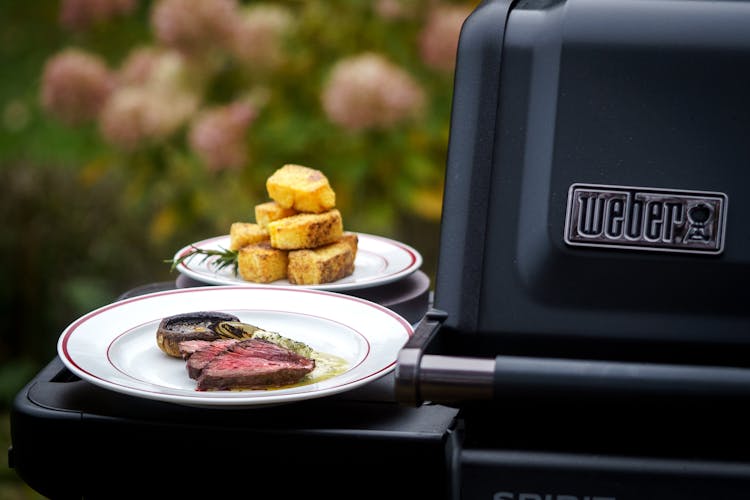 GEGRILDE ONGLET STEAK MET CAFÉ DE PARIS COMPOUND BOTER | Rund | Weber ...