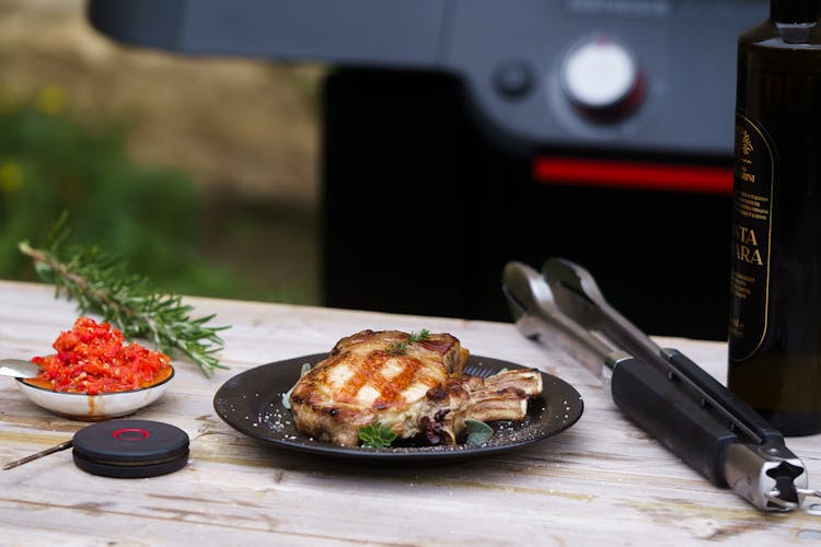 VEPŘOVÉ KOTLETY S ROMESCO OMÁČKOU | Vepřové maso | Weber Recepty ...