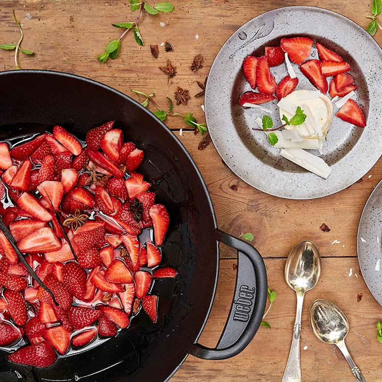Fresas caramelizadas con helado de chocolate blanco | | Weber Recetas