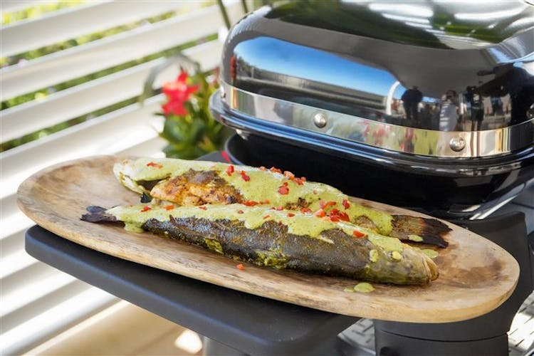 Cała grillowana ryba w curry z zielonym sosem | Seafood | Weber ...
