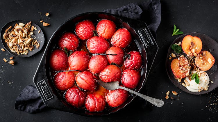 Blommer med grillet hvid chokolade | Drinks & Desserter | Weber Opskrifter