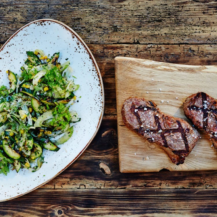 Steak avec courgettes grillées et salade de fenouil | Bœuf | Weber recettes